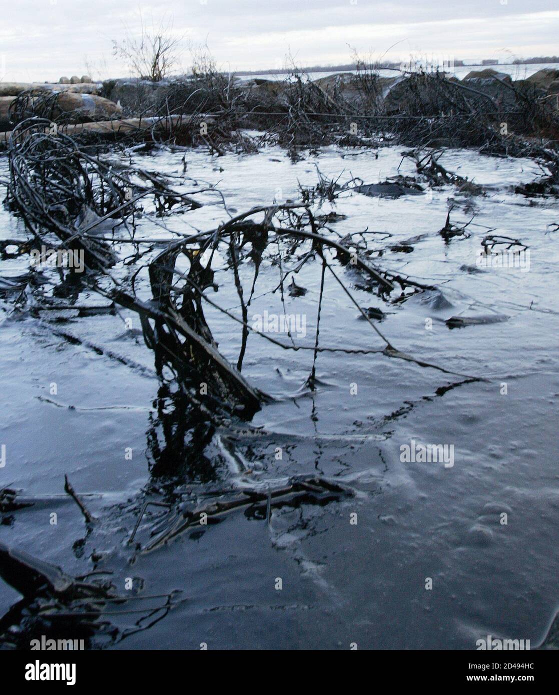 Spilled oil tanker hi-res stock photography and images - Alamy