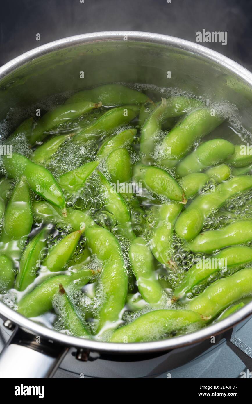 Boil edamame in pot hi-res stock photography and images - Alamy