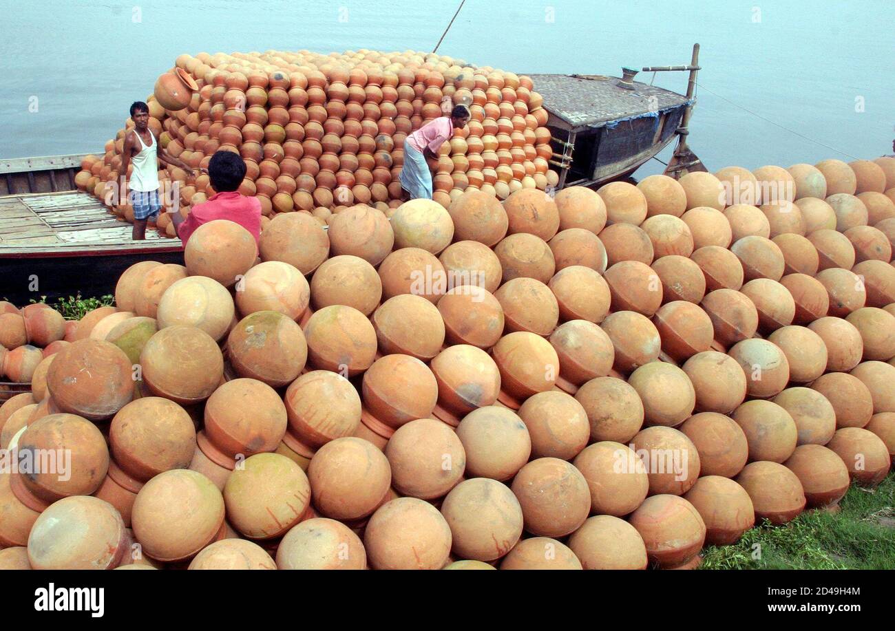 Bangladeshi slum dwellers hi-res stock photography and images - Alamy
