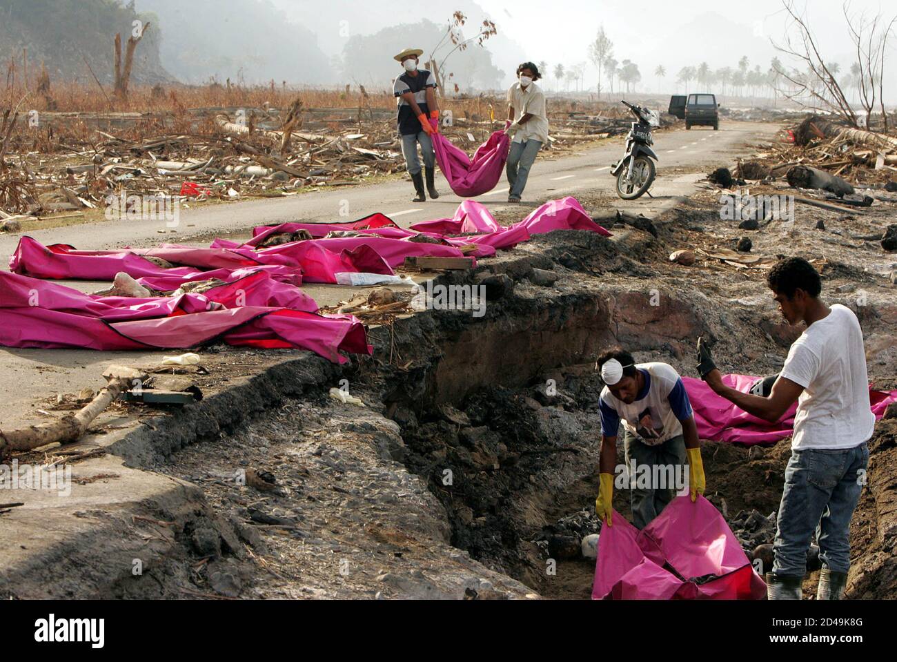Grave at the roadside hi-res stock photography and images - Alamy