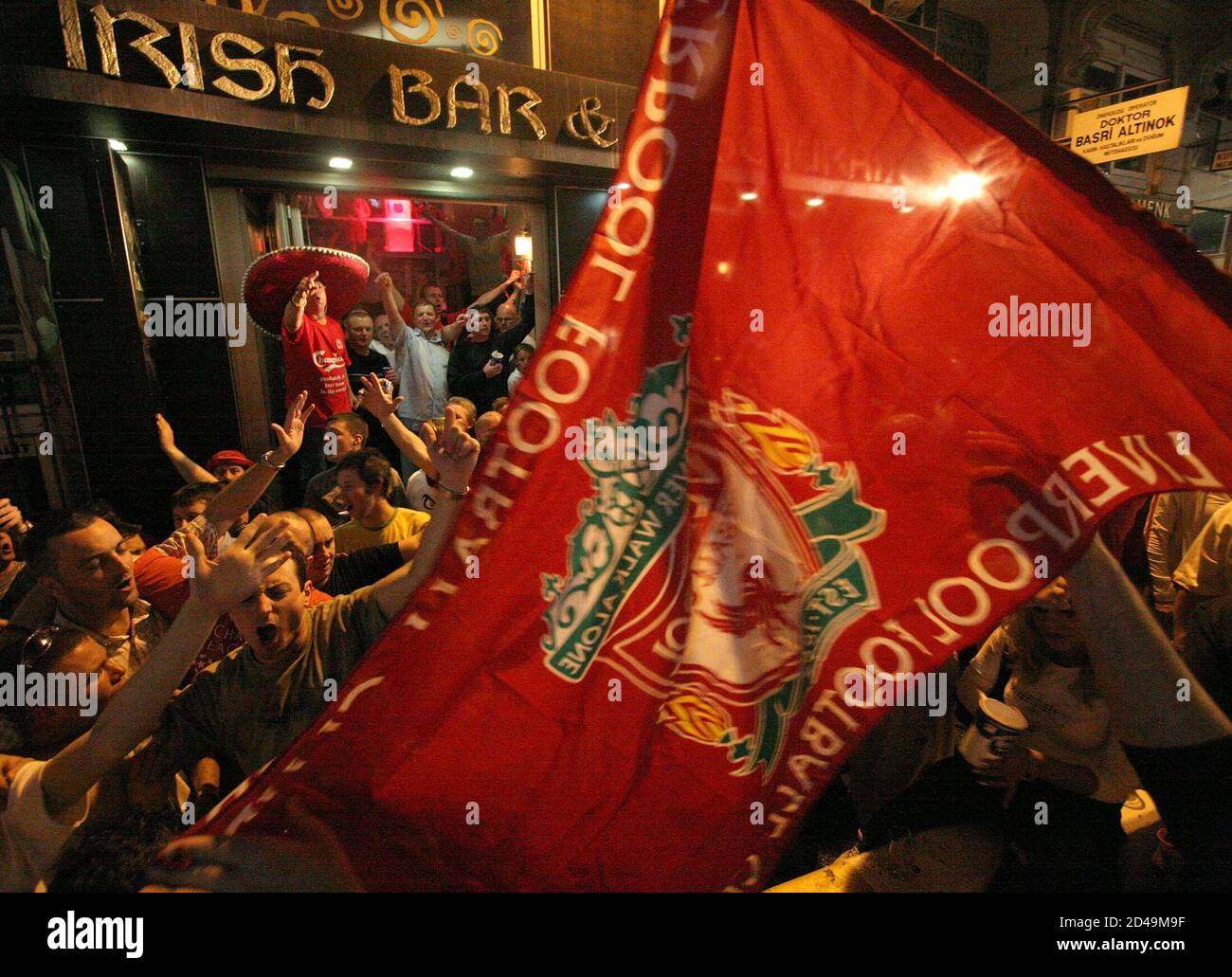 Ataturk olympic stadium liverpool fans hi-res stock photography and ...