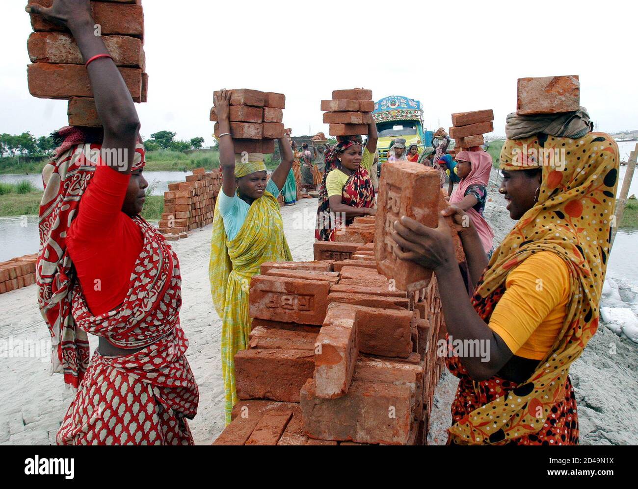 Women labourers of bangladesh hi-res stock photography and images - Alamy
