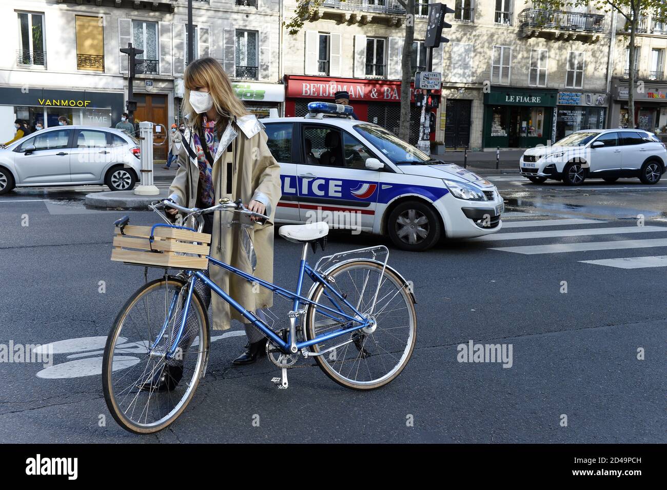 Police woman bicycle hi-res stock photography and images - Alamy