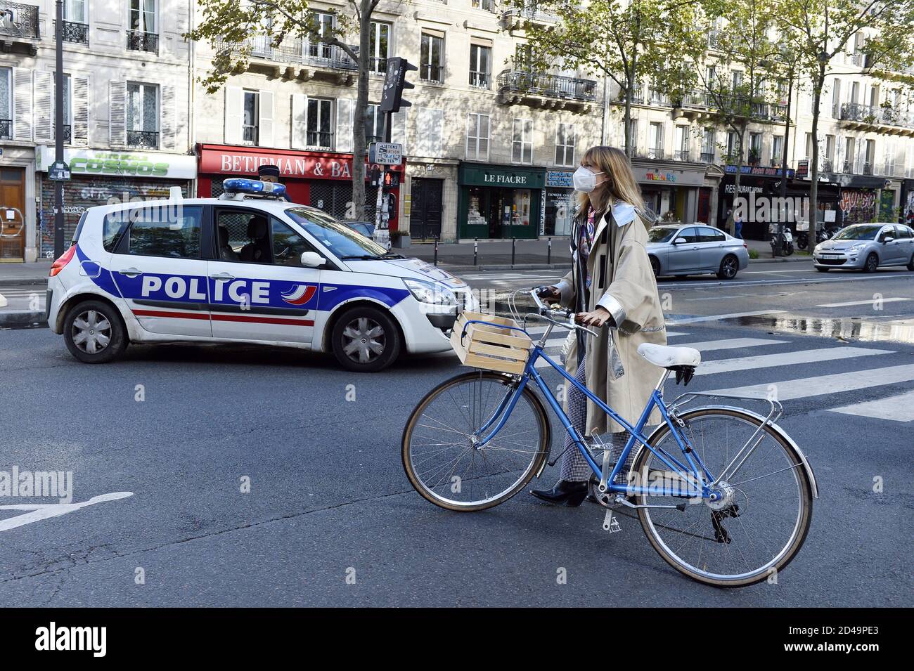 Police woman bicycle hi-res stock photography and images - Alamy