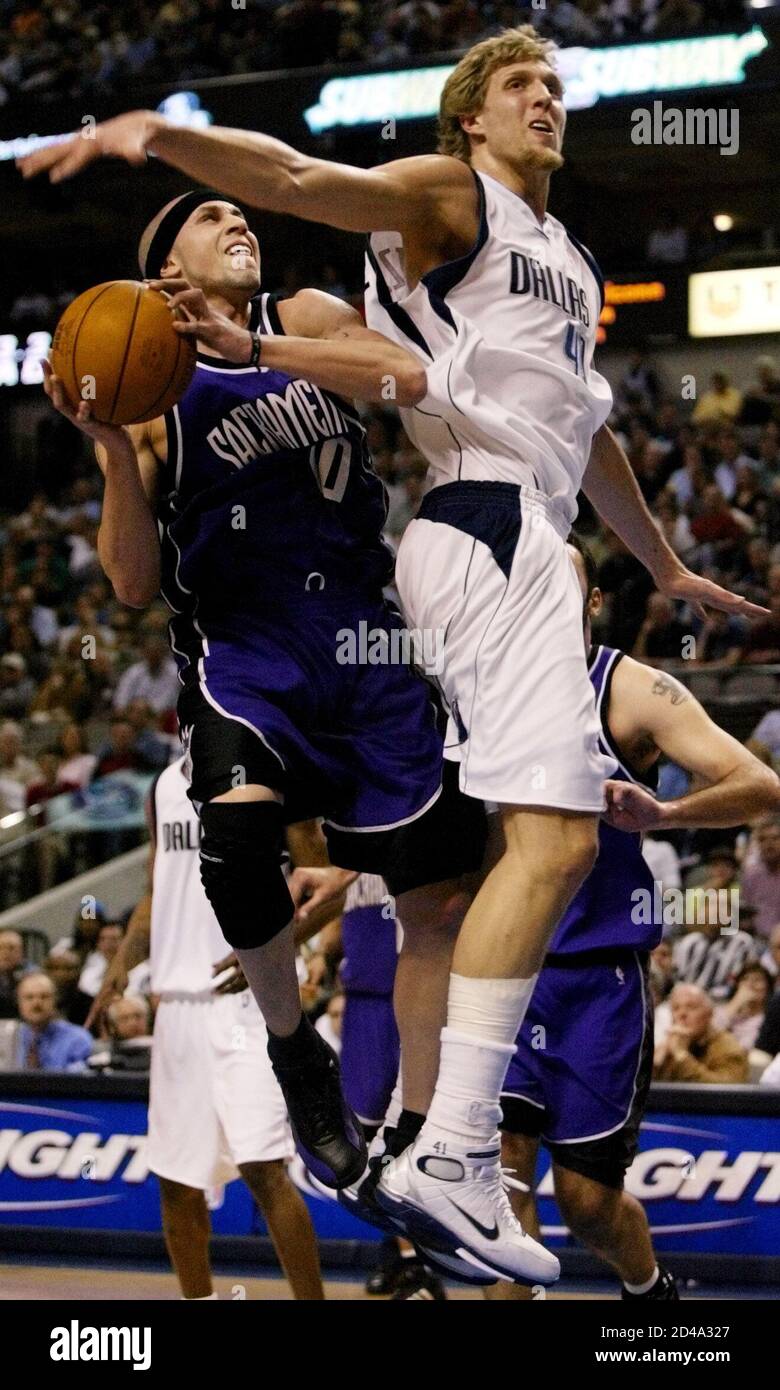 Dirk nowitzki 2004 hi-res stock photography and images - Alamy