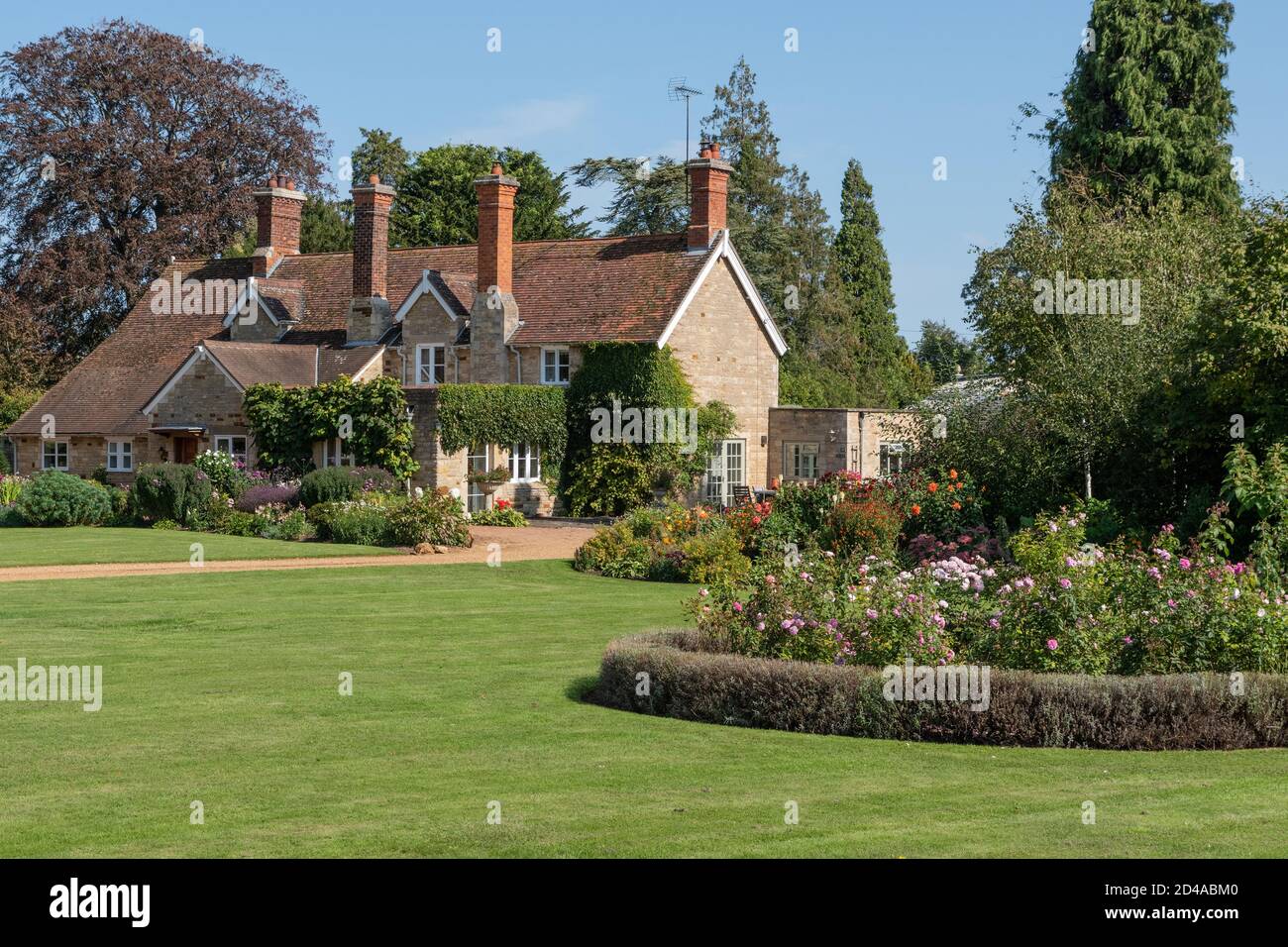 Detached house uk garden hi-res stock photography and images - Alamy