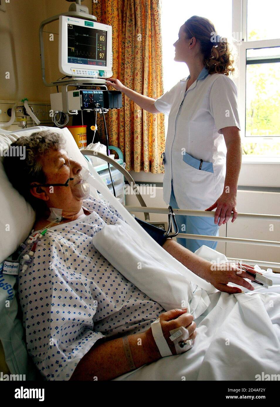 Nhs patient oxygen hospital hi-res stock photography and images - Alamy