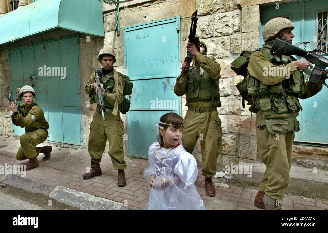 Israeli soldiers guard jewish settlers hi-res stock photography and ...