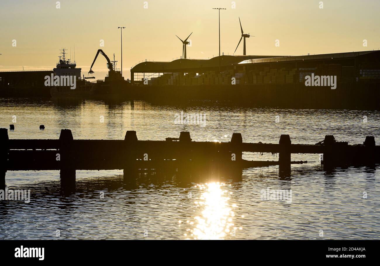 Working docks hi-res stock photography and images - Alamy