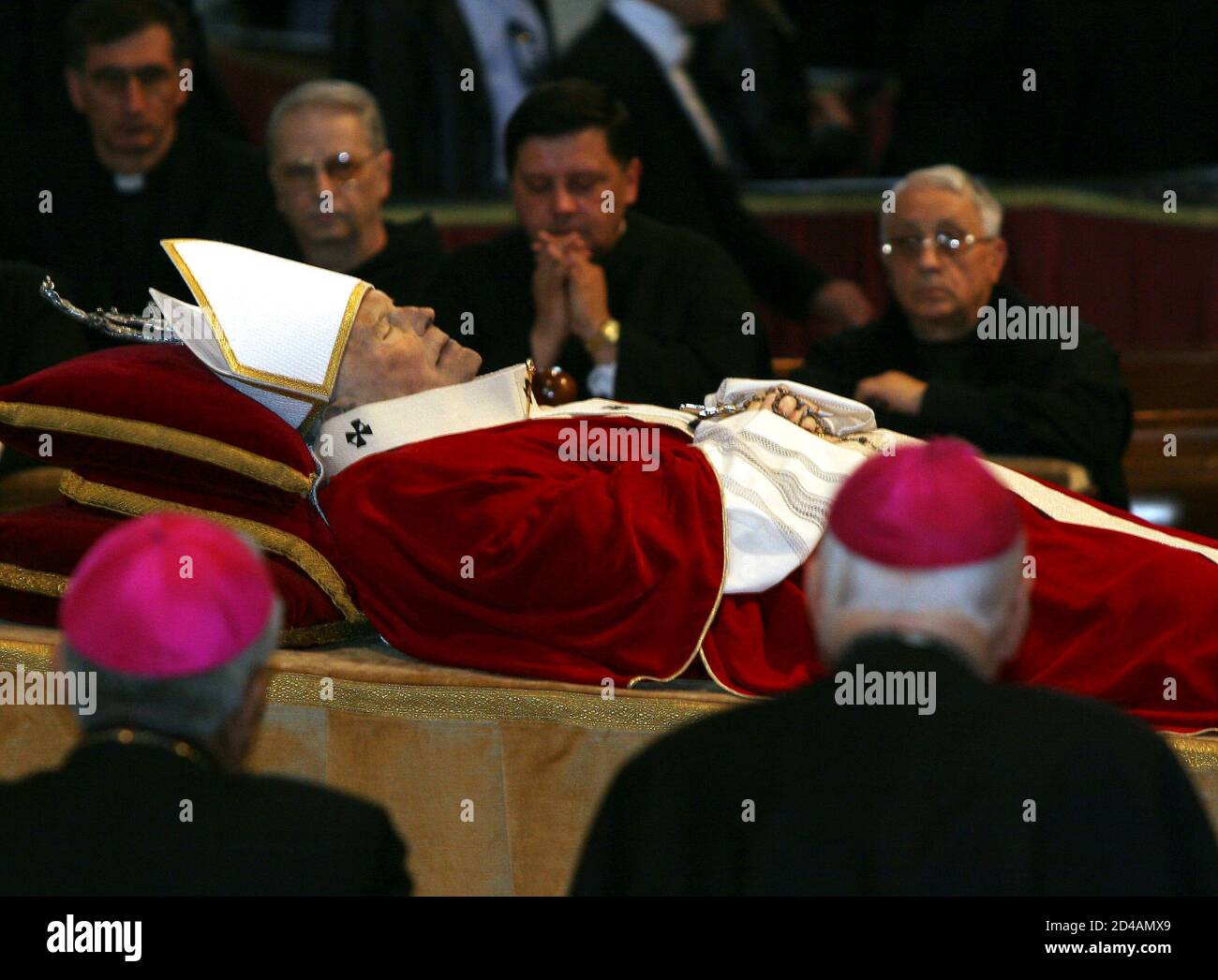 Pope lies in state at st peters basilica hi-res stock photography and ...