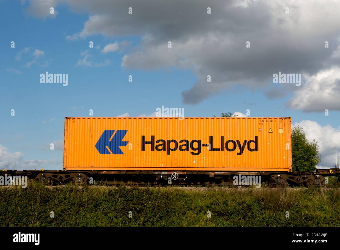 Hapag-Lloyd shipping container on a freightliner train, Warwickshire ...