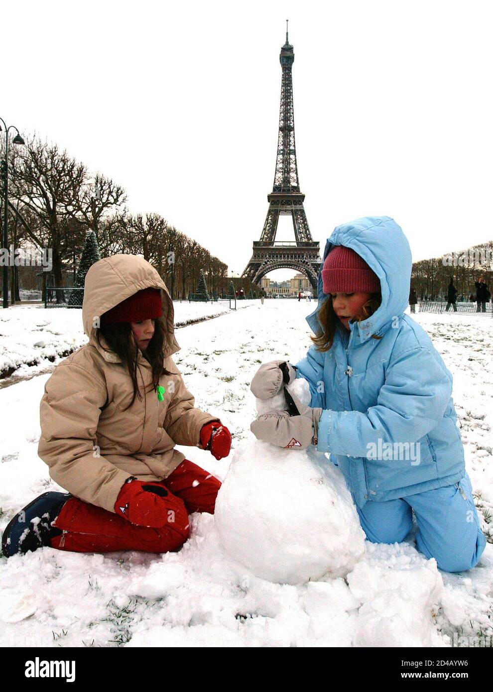 Snowman at eiffel tower hi-res stock photography and images - Alamy