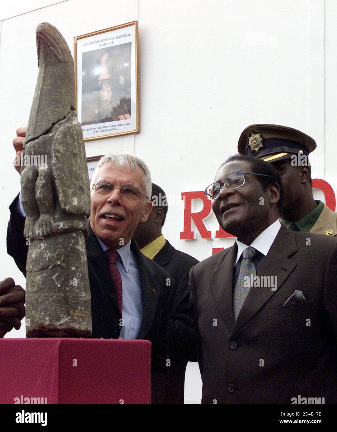 Bird sculpture zimbabwe hi-res stock photography and images - Alamy