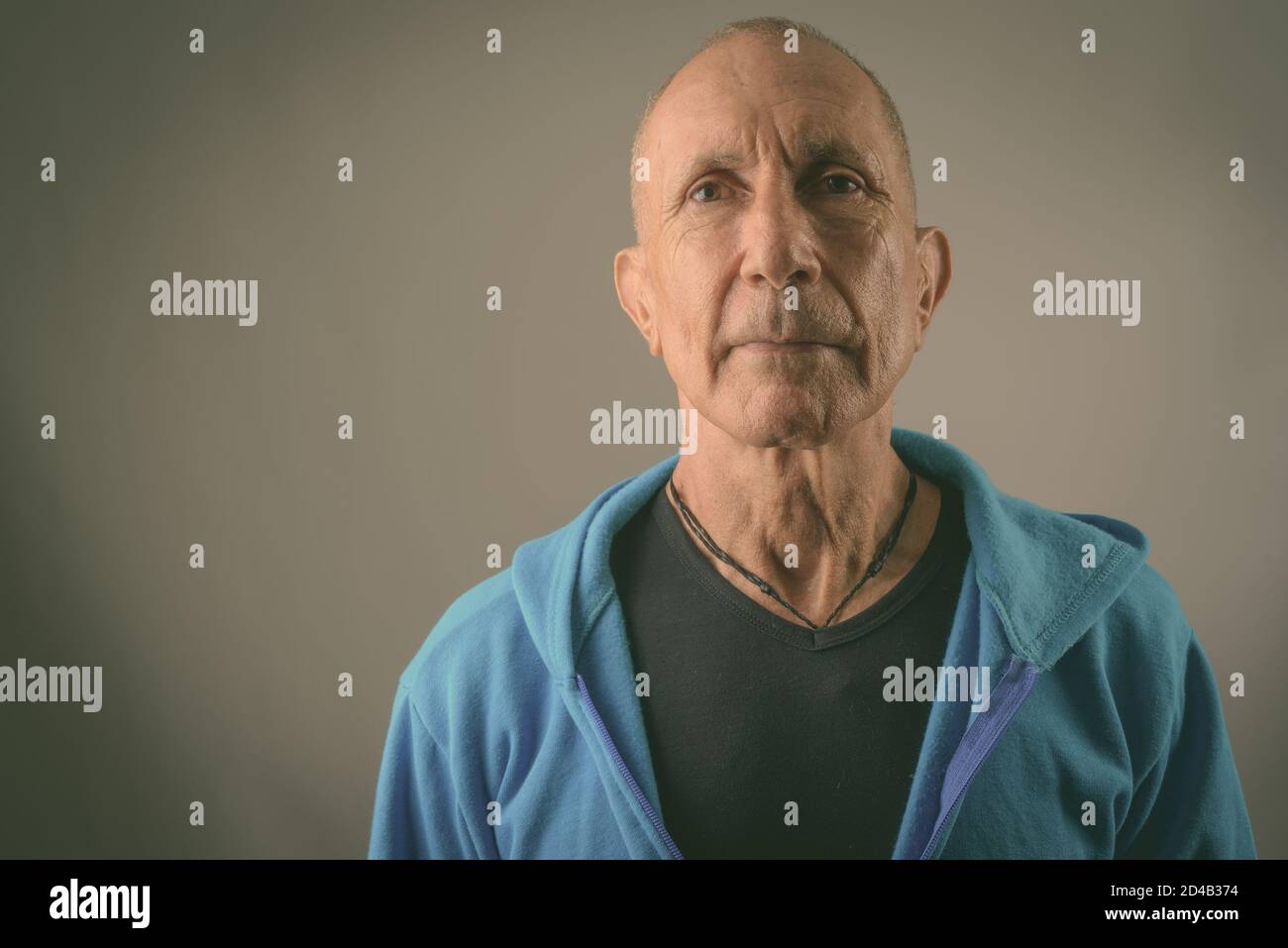 Elderly man wearing blue hi-res stock photography and images - Alamy