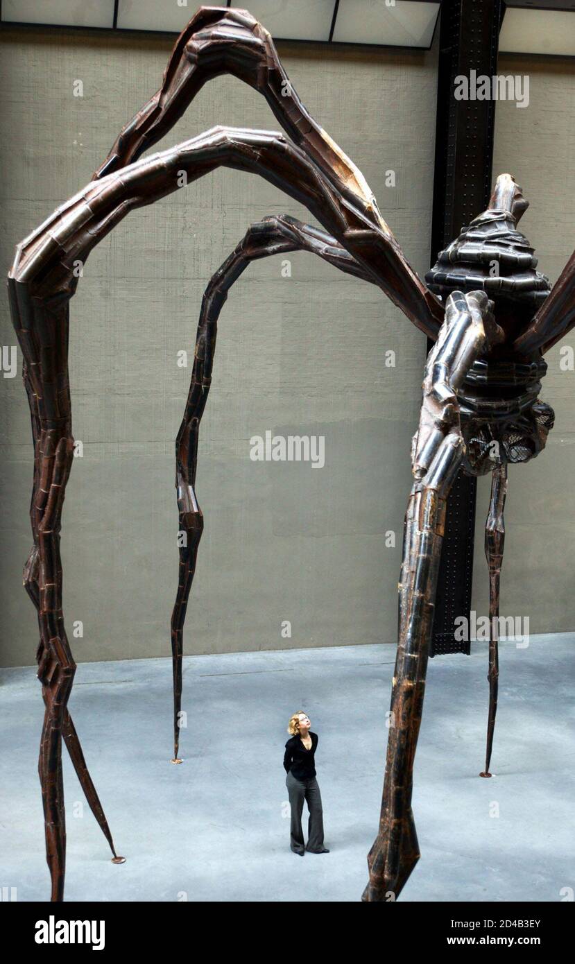Tate modern spider hi-res stock photography and images - Alamy