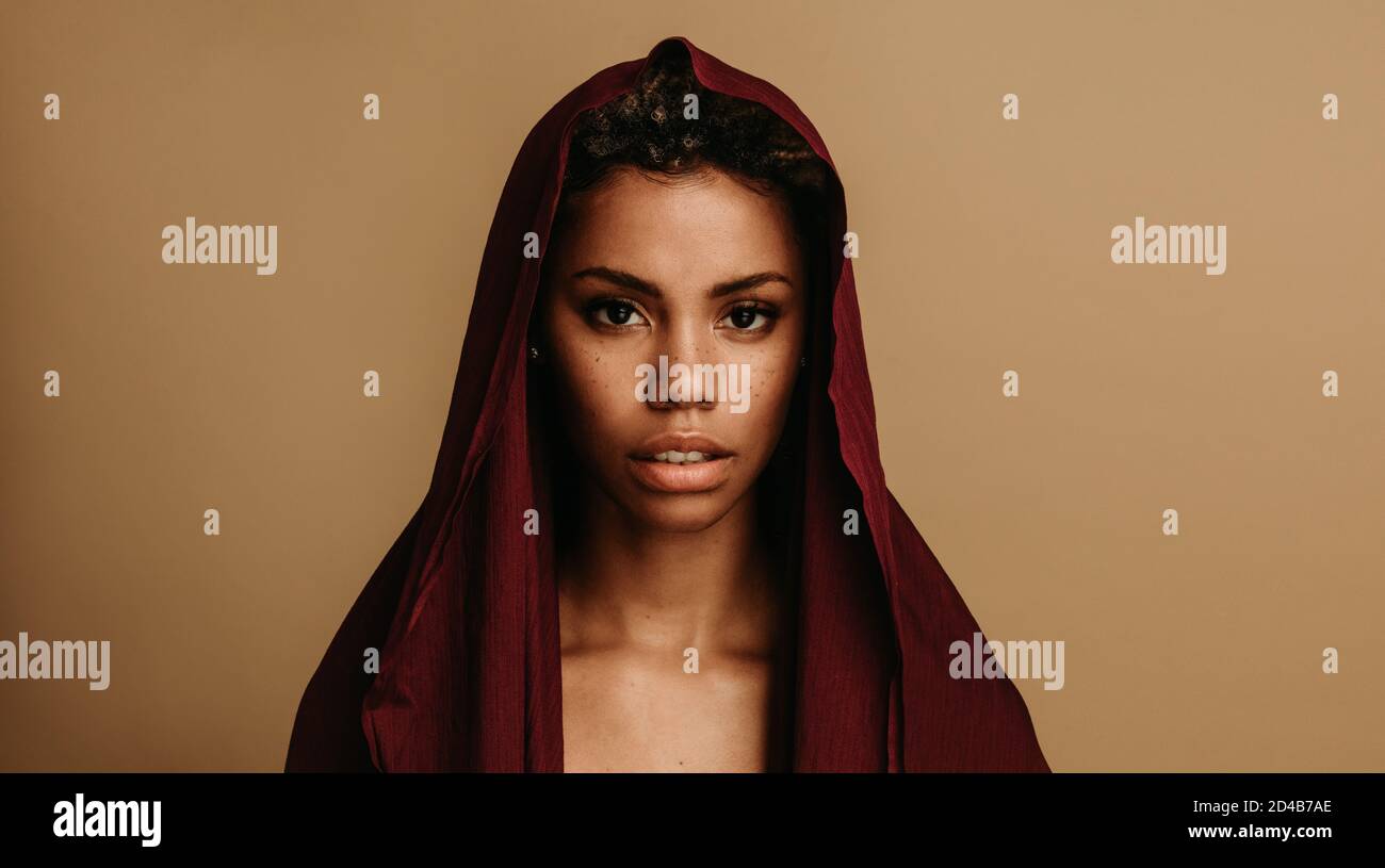 Maroon cloth hi-res stock photography and images - Alamy