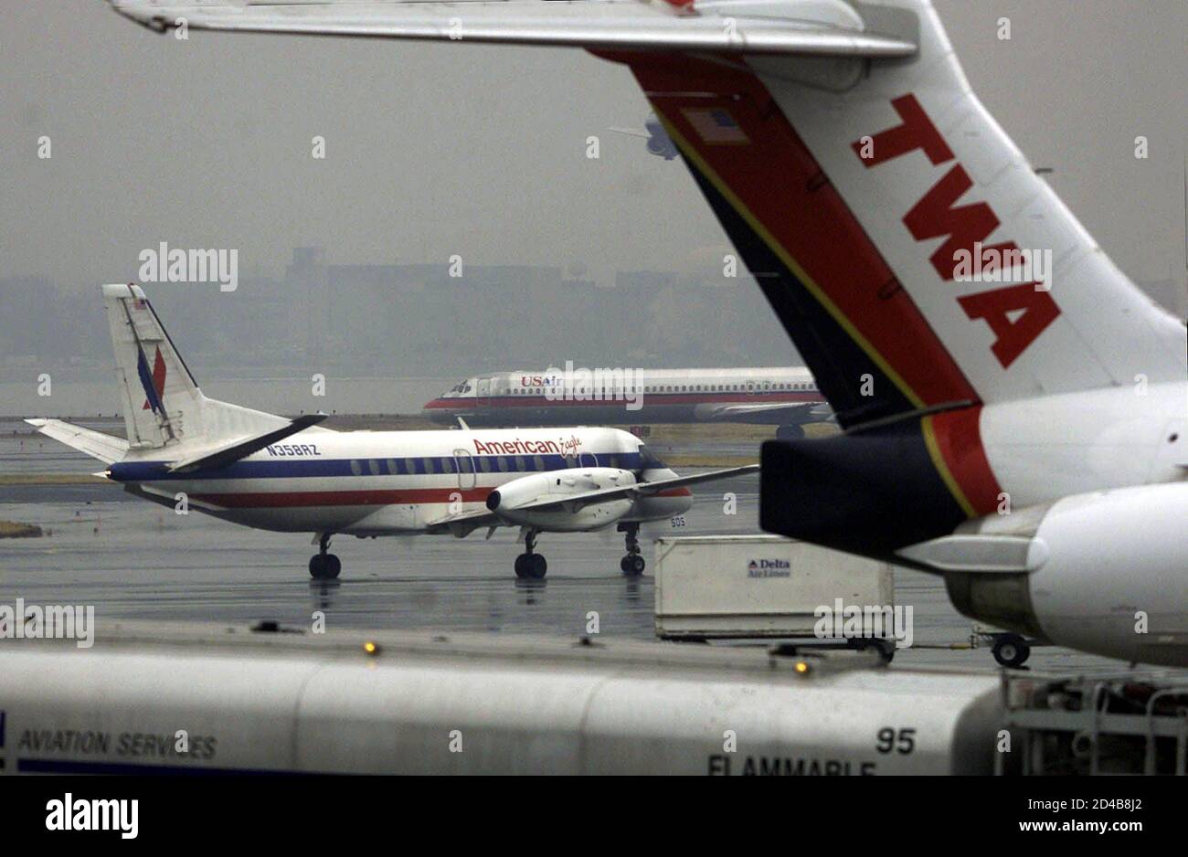 Twa plane at gate hi-res stock photography and images - Alamy