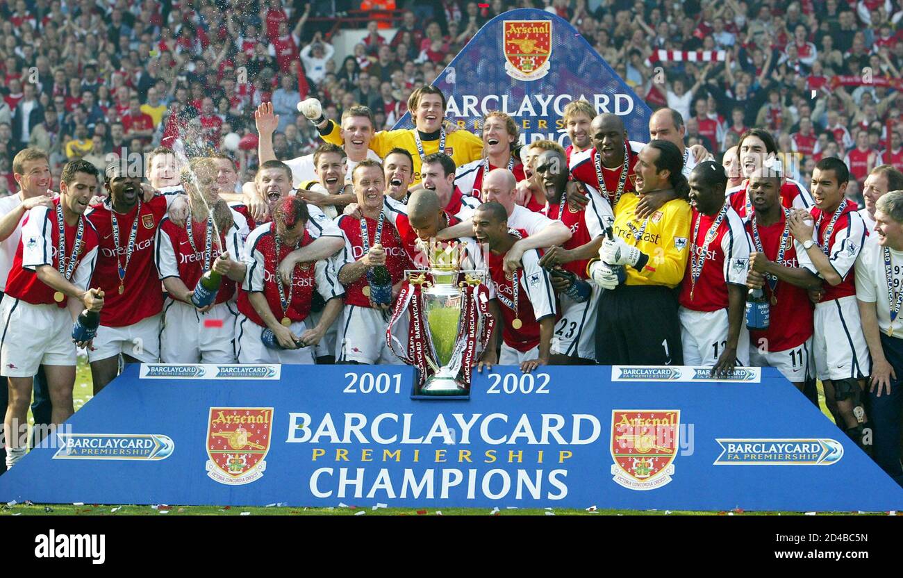 English premier league trophy hi-res stock photography and images - Alamy