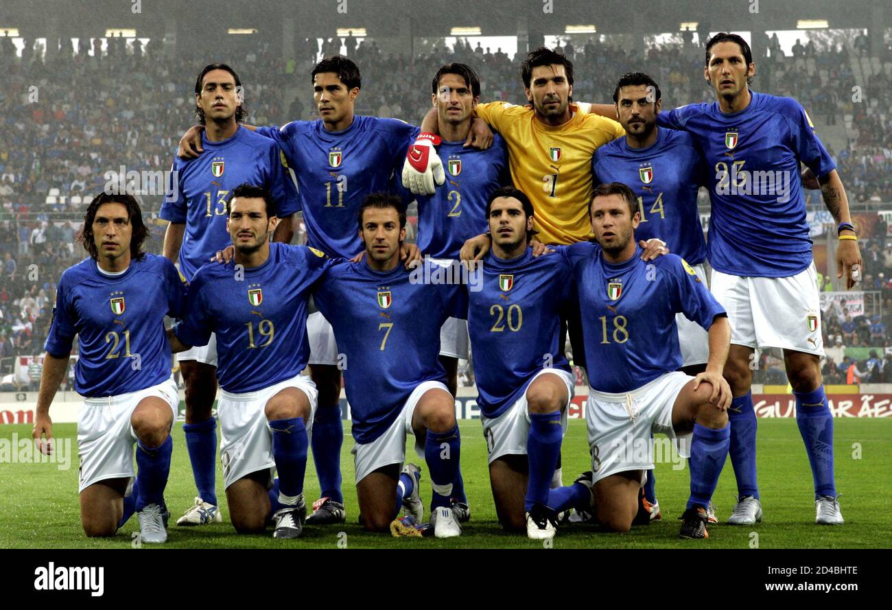 Soccer players in row hi-res stock photography and images - Alamy