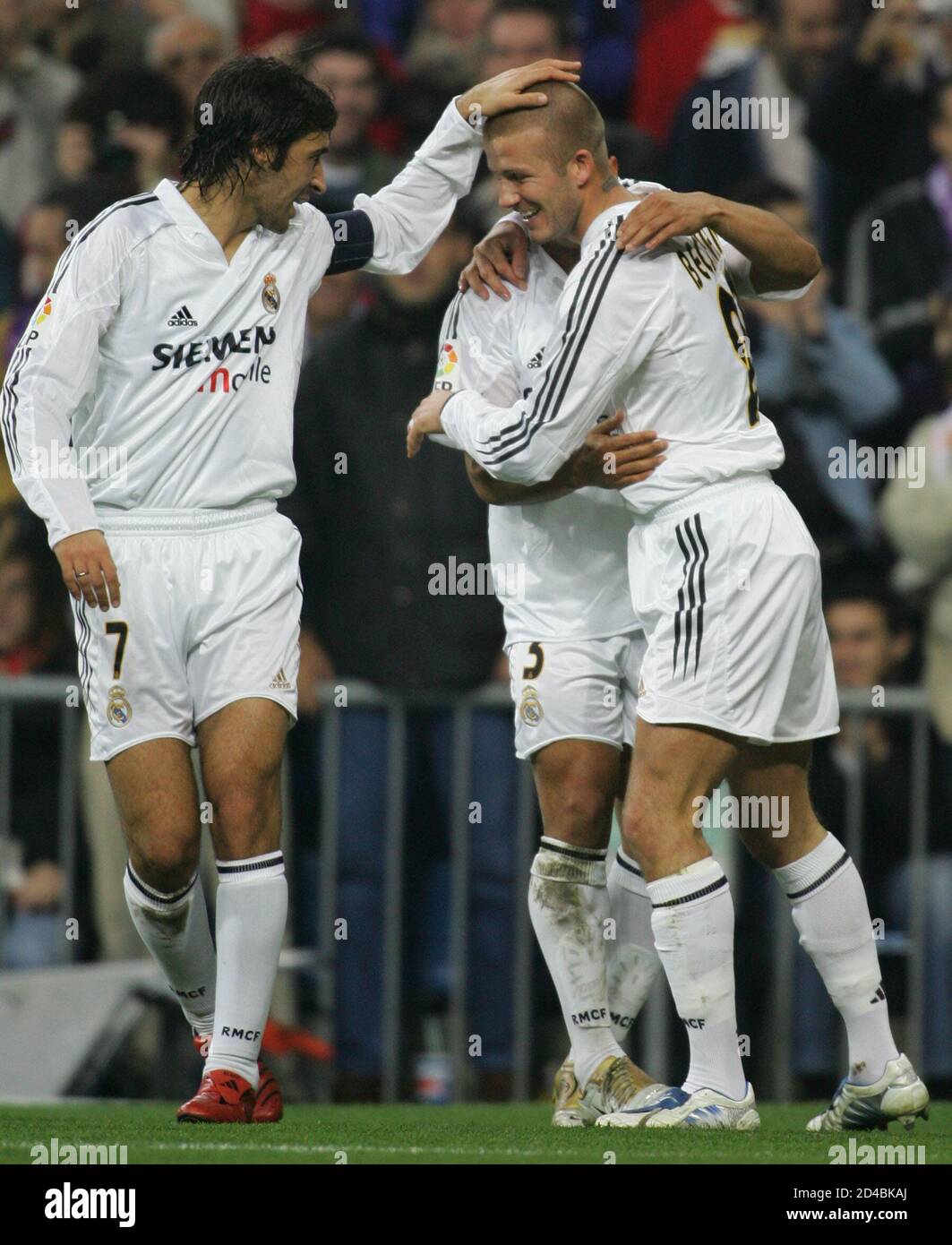 Real madrids david beckham and roberto carlos hi-res stock photography ...