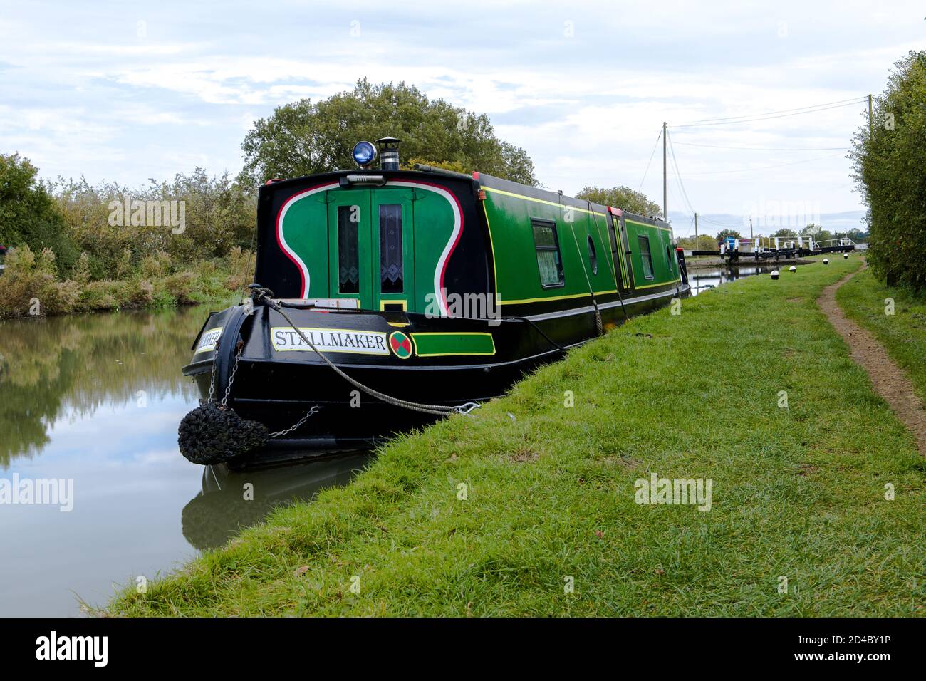 Colourful narrow boat on the Grand Union Canal near Stoke Brurne in ...