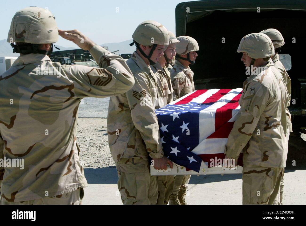 American flag draped coffin hi-res stock photography and images - Alamy