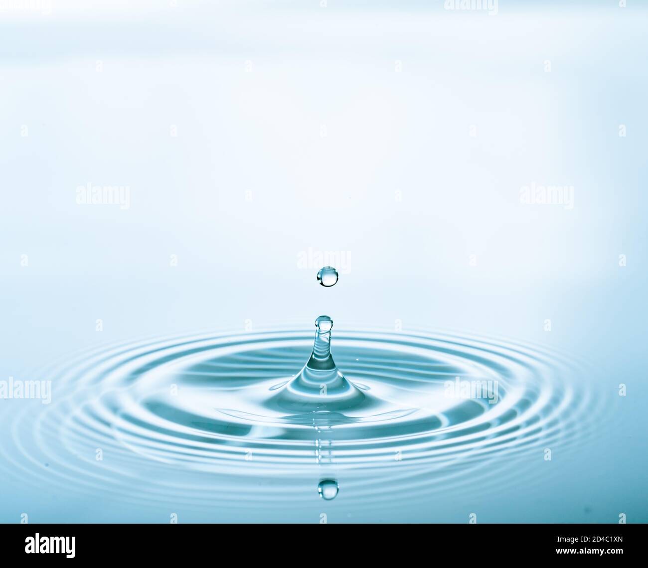 Water splash of falling drop with circular waves Stock Photo - Alamy