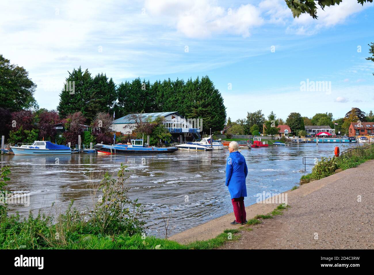 Shepperton lock island thames hi-res stock photography and images - Alamy