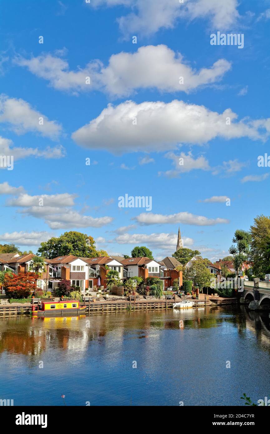 Modern houses on the waterside on the River Wey Navigation canal at ...