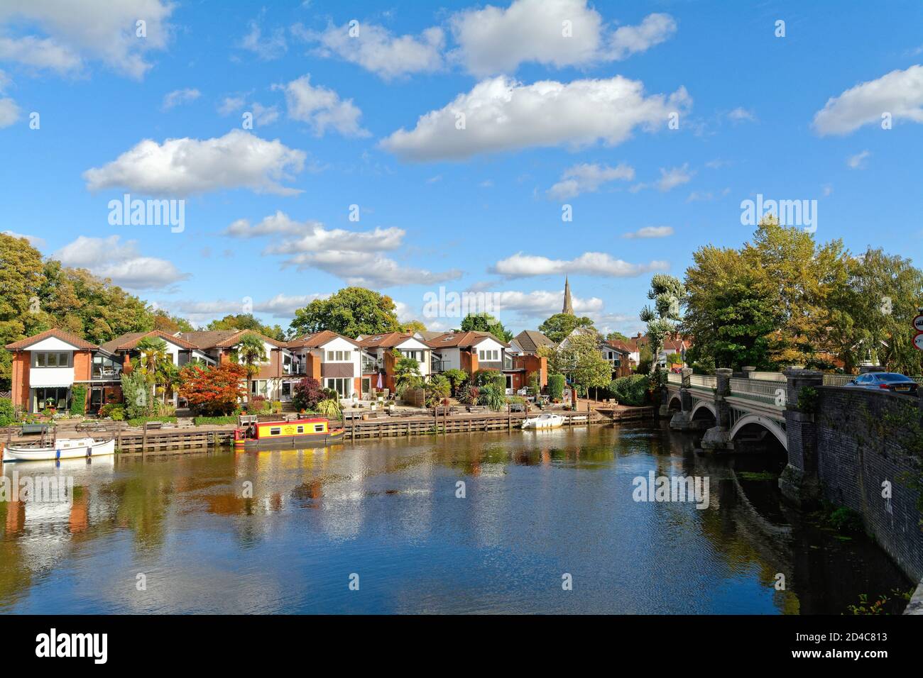 Modern houses on the waterside on the River Wey Navigation canal at ...