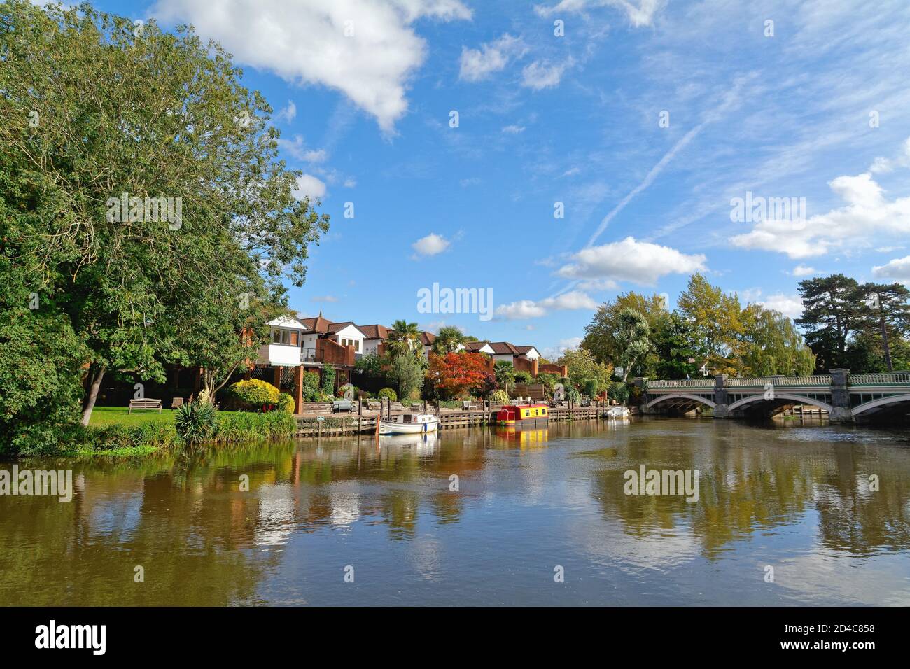 Waterside private houses hi-res stock photography and images - Alamy