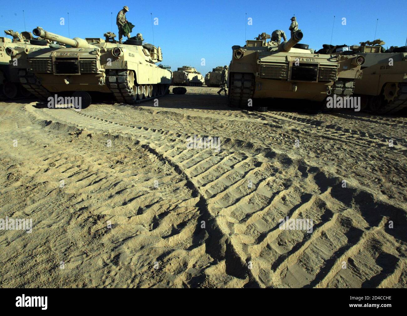 Kuwaiti troops hi-res stock photography and images - Alamy