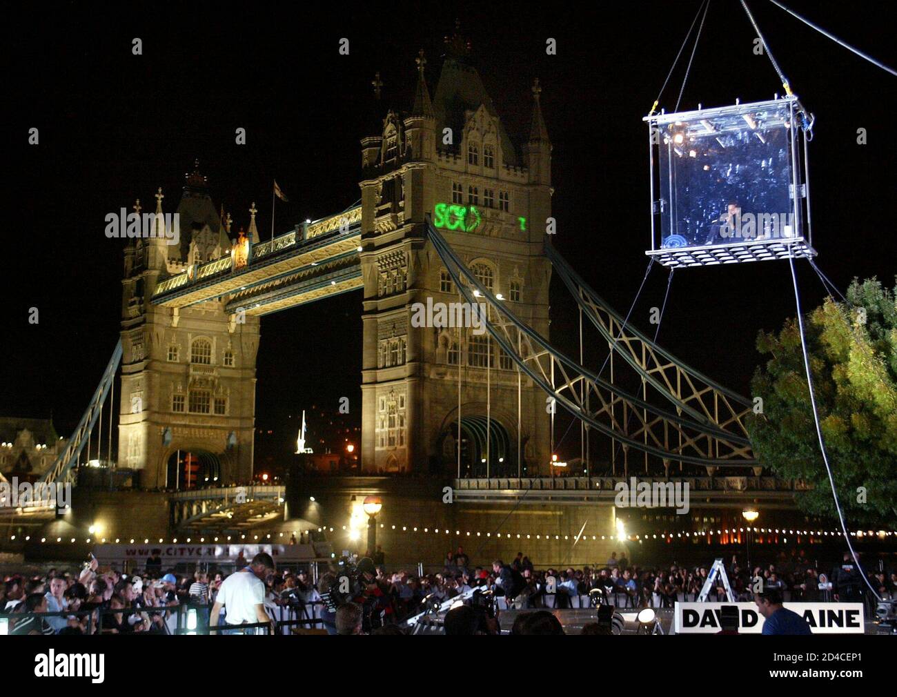 David blaine box hi-res stock photography and images - Alamy