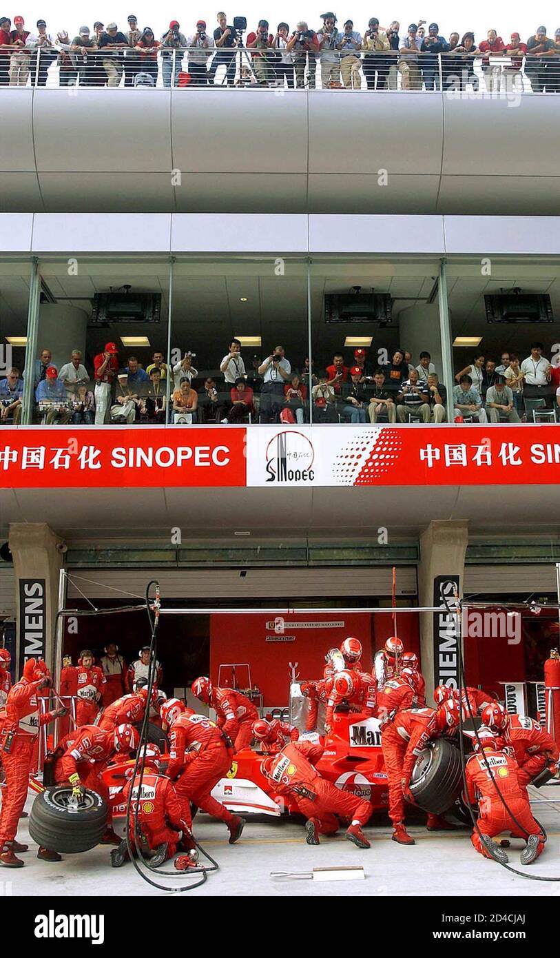 2004 ferrari pit crew hi-res stock photography and images - Alamy