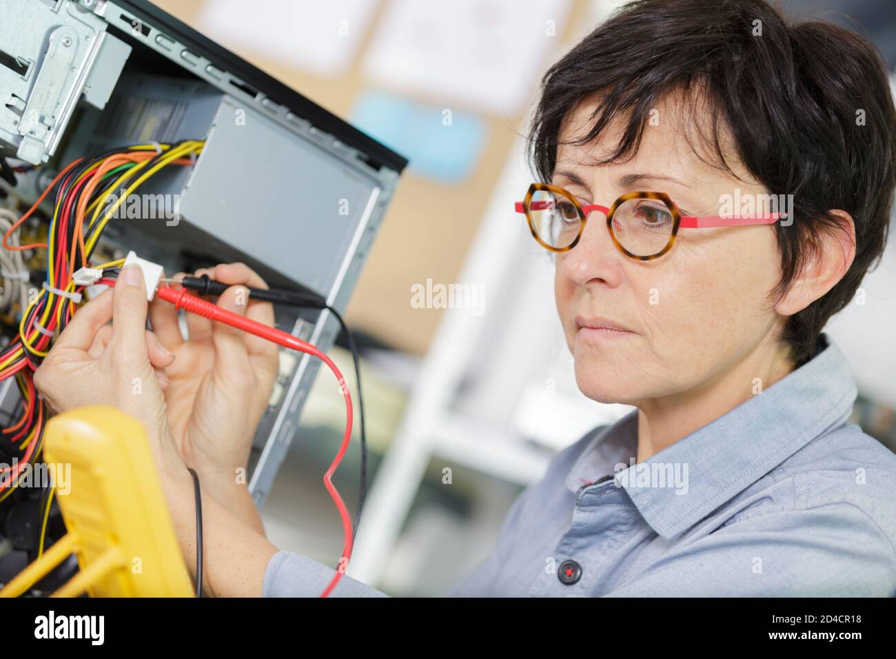 a female electrician fixing a pc Stock Photo - Alamy
