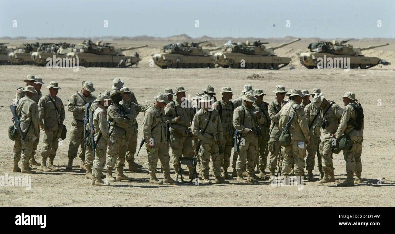 Kuwait training kuwait soldiers weapons hi-res stock photography and ...