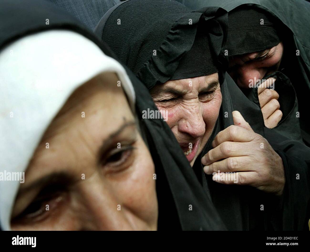 Iraqi women cry hi-res stock photography and images - Alamy