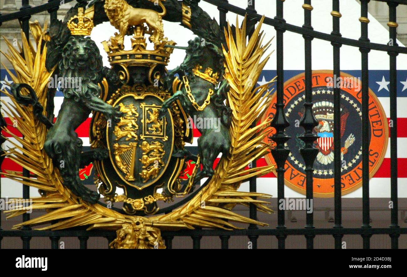 Royal Crest Buckingham Palace Gates High Resolution Stock Photography ...