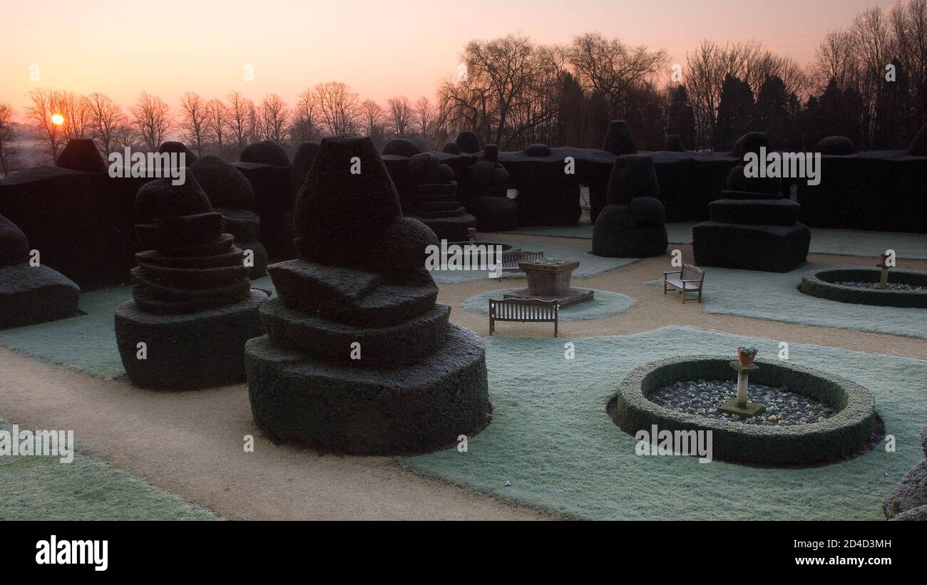 Frosty topiary hi-res stock photography and images - Alamy