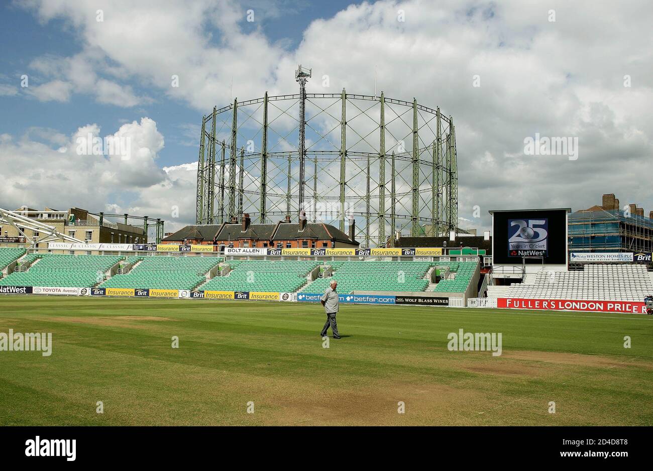 David shepherd cricket umpire hi-res stock photography and images - Alamy