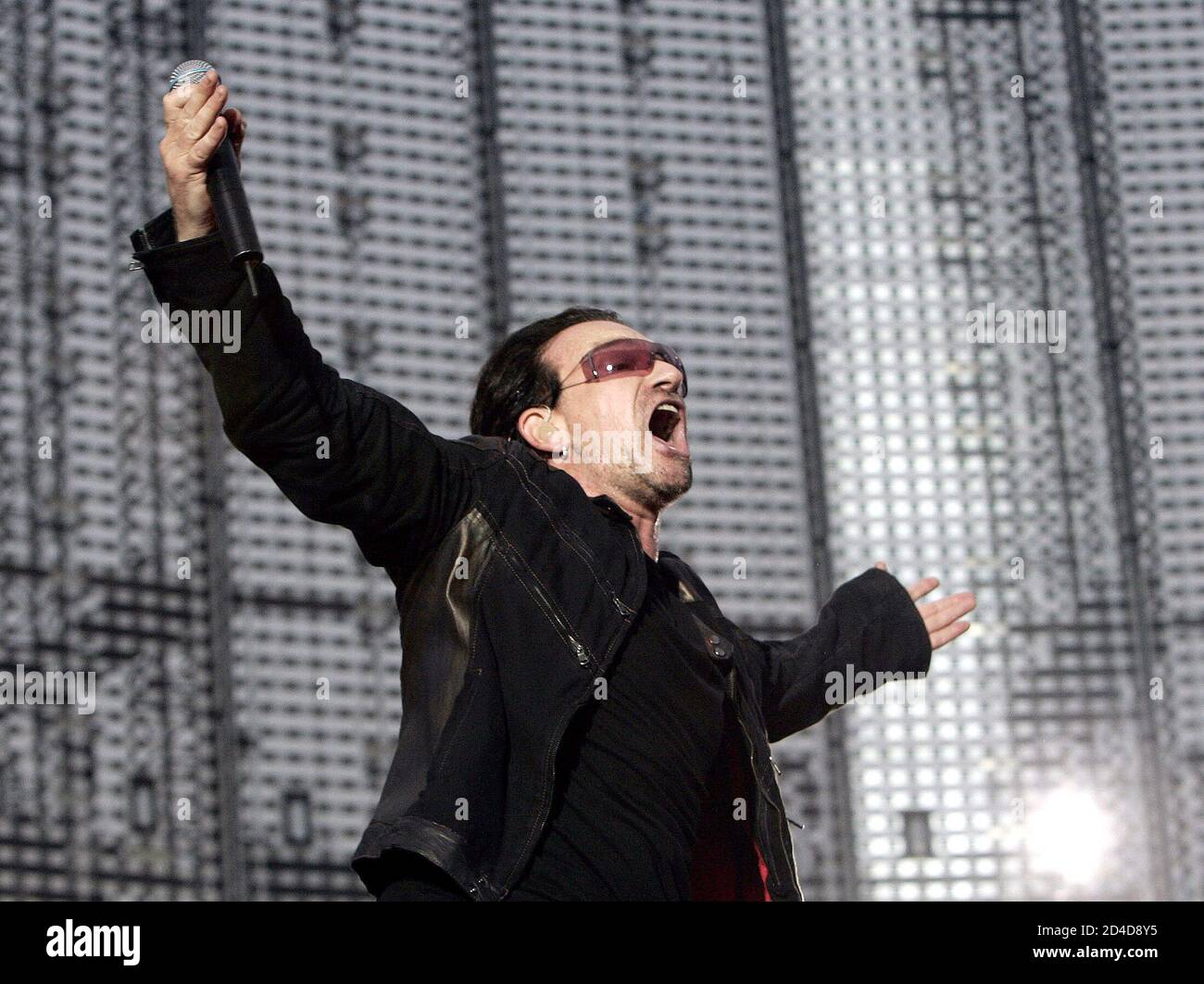 Bono u2 2005 concert hi-res stock photography and images - Alamy