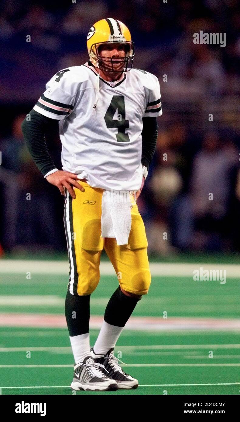 Brett favre packers pass hi-res stock photography and images - Alamy