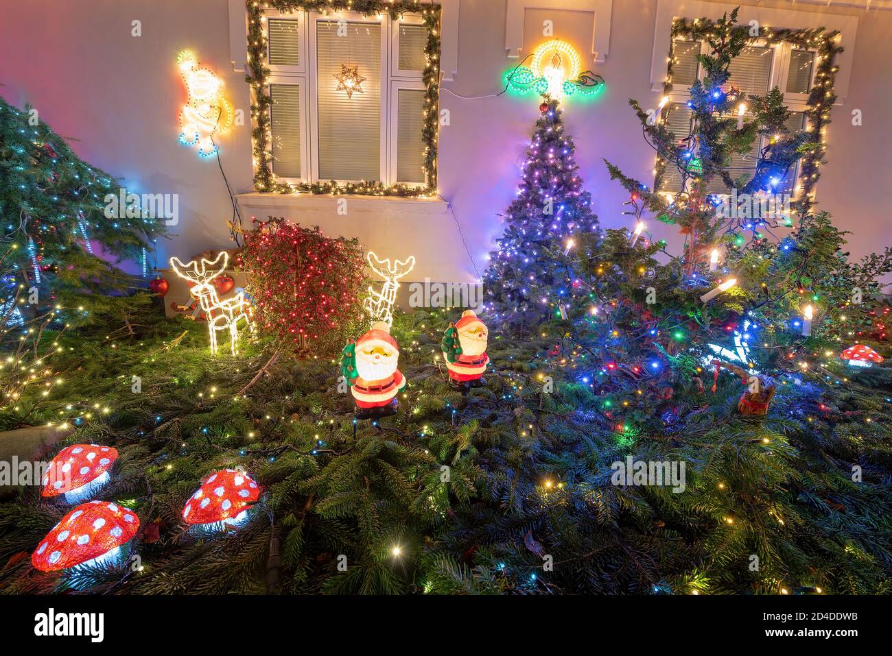 Outdoor christmas decorations hi-res stock photography and images - Alamy
