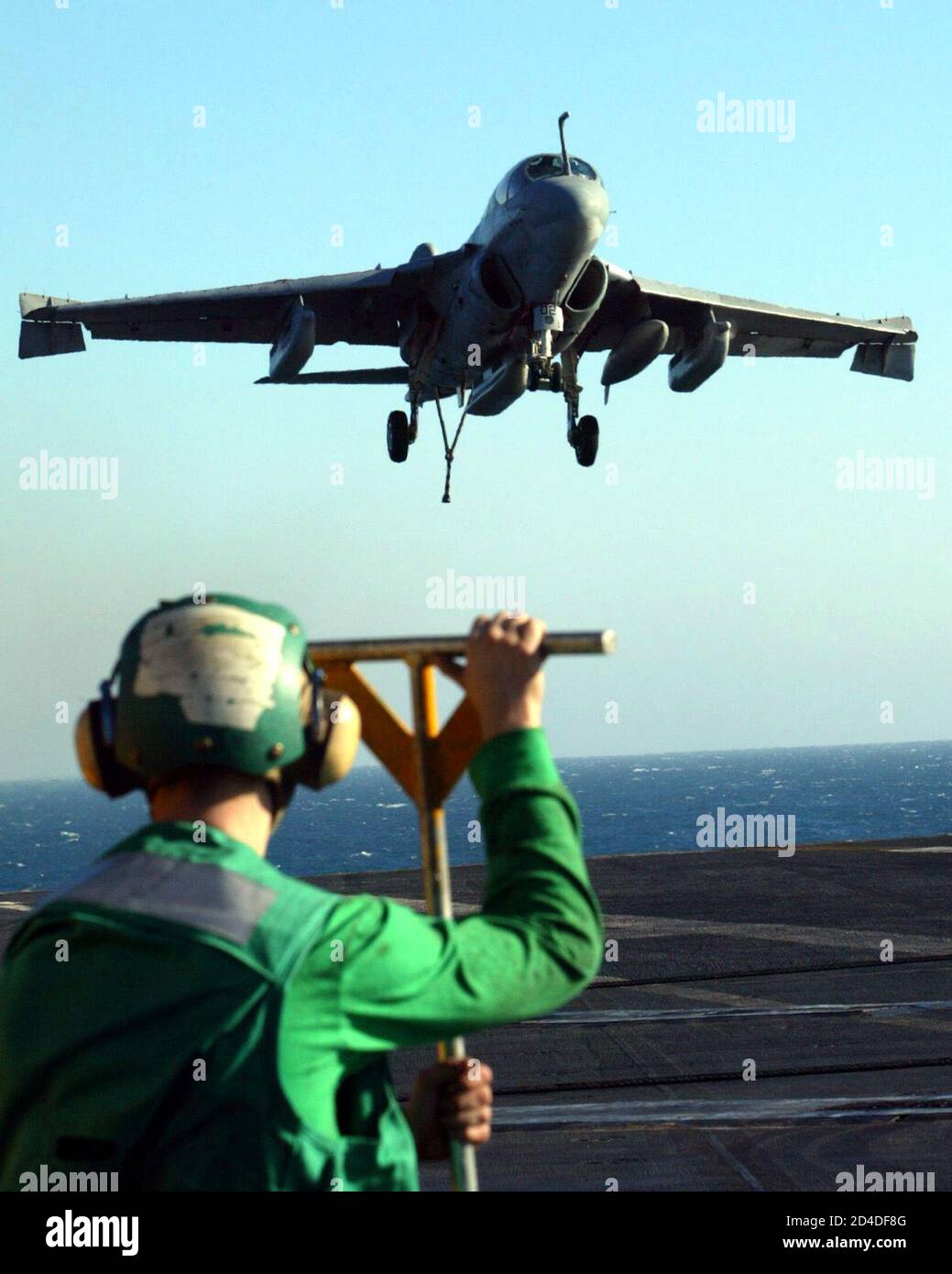 Aircraft carrier landing arresting hi-res stock photography and images ...