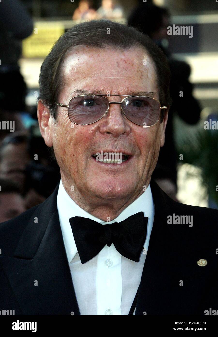 Roger moore director hi-res stock photography and images - Alamy