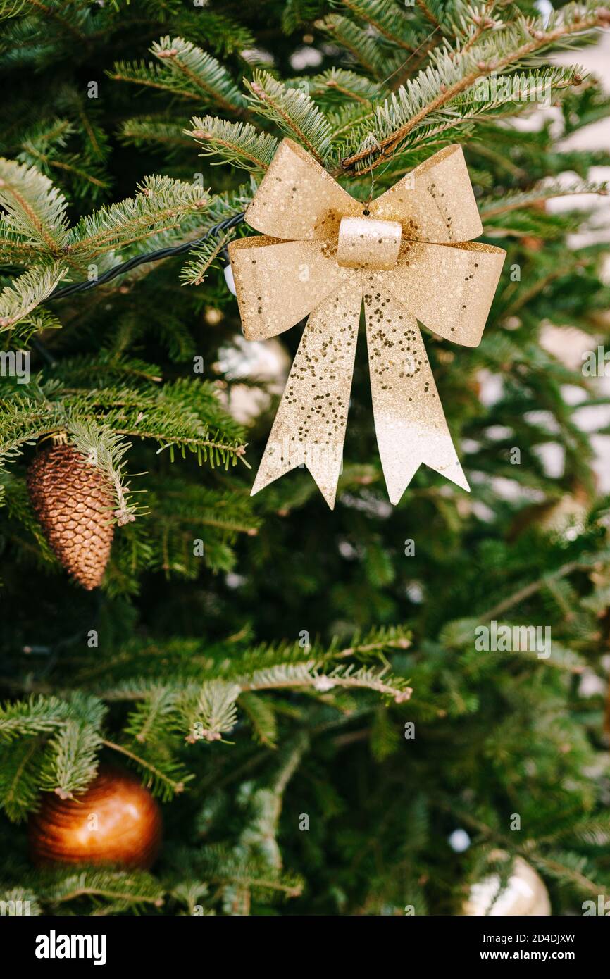 Golden shiny christmas tree hi-res stock photography and images - Alamy
