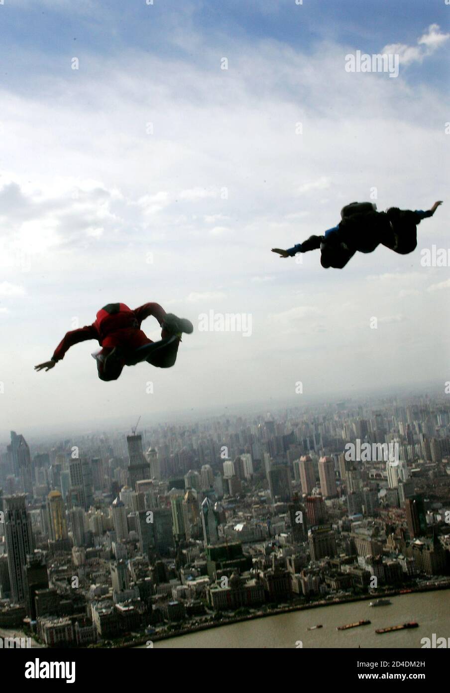 Base jumping city hi-res stock photography and images - Alamy