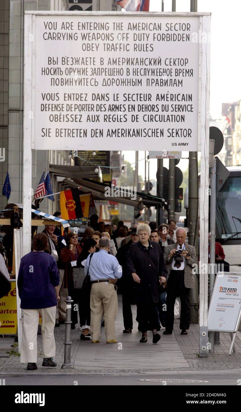 Checkpoint Charlie Berlin 1989 High Resolution Stock Photography and ...