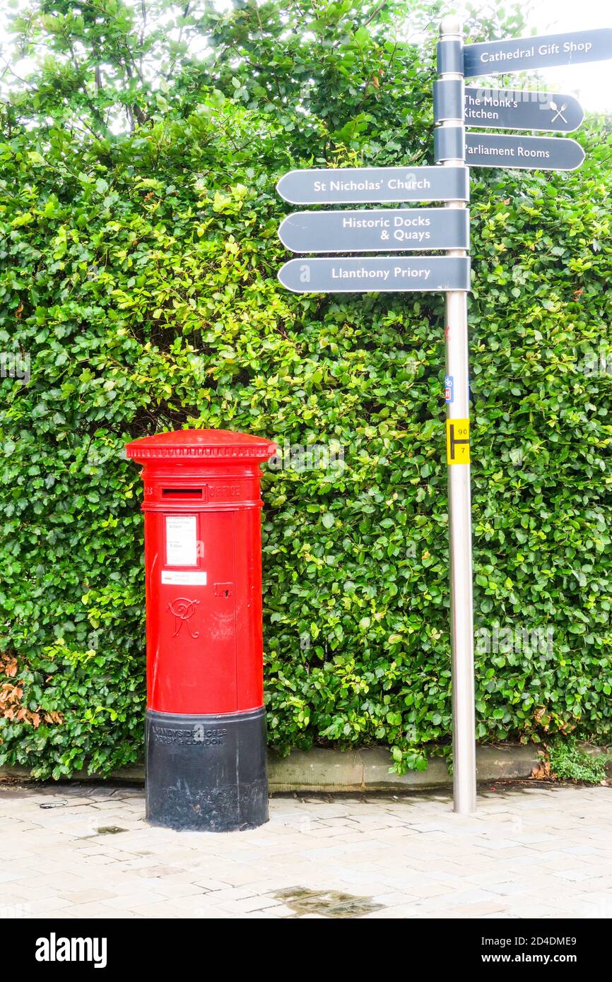 Postbox red sign hi-res stock photography and images - Alamy