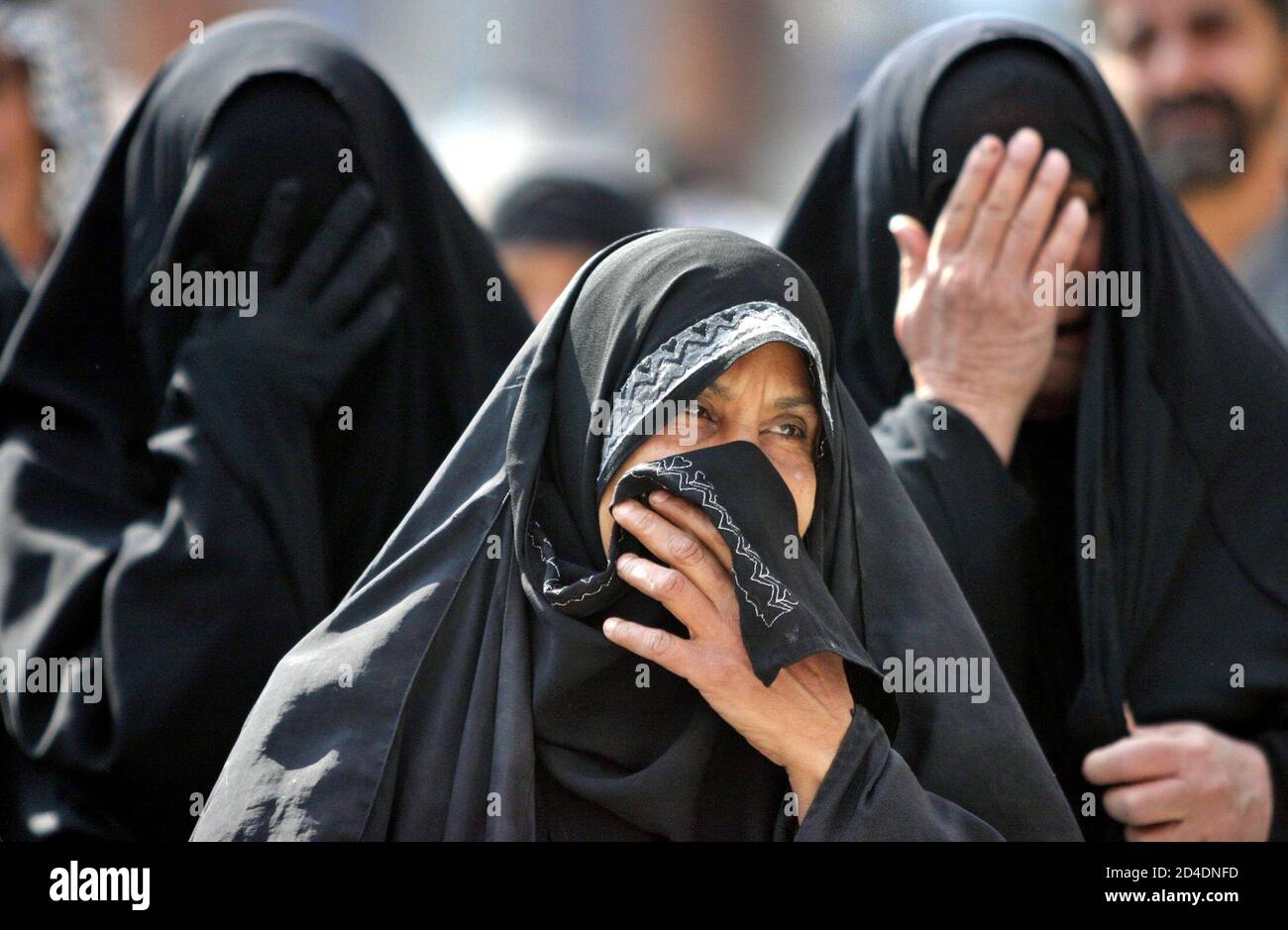 Iraqi women cry hi-res stock photography and images - Alamy